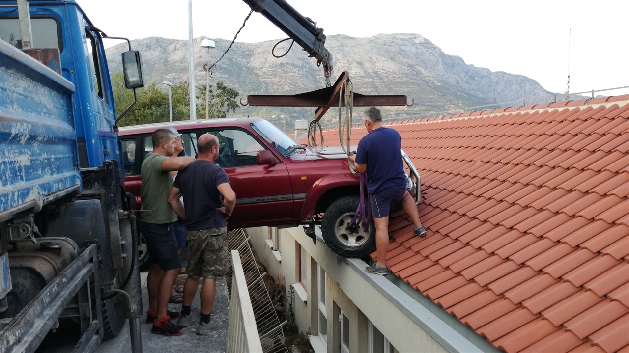 Jutarnji list - FOTO: NEVJEROJATNA PROMETNA NEZGODA Terenac završio na krovu vrtića, sreća da je ...